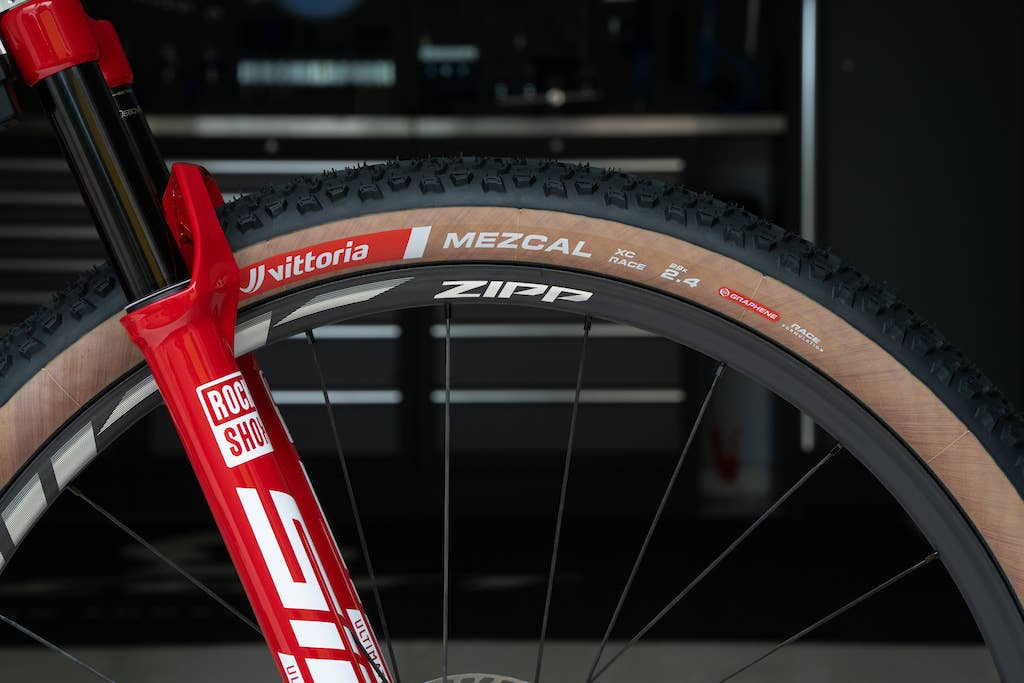 The Custom Scott Spark RC Visione Does Internal Cable Routing Correctly ...