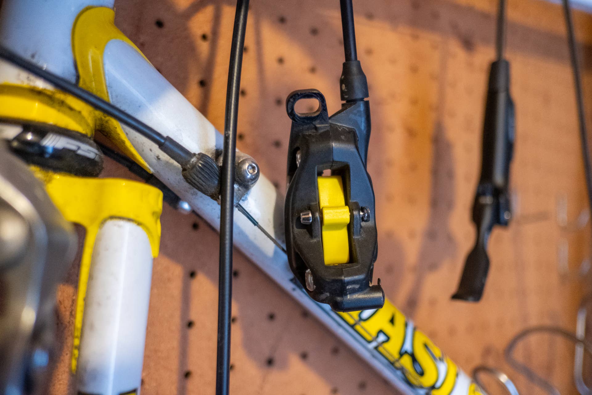 Bike Brakes Explained: A Mountain Biker's Guide - BikeMag