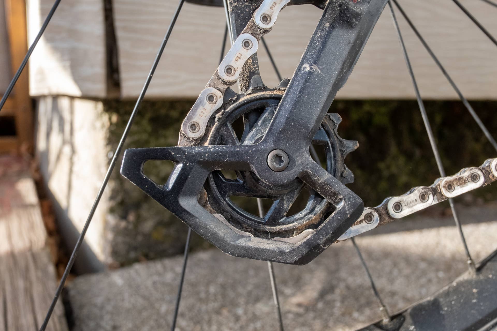 How To Lube Your Bike Chain the Right Way - BikeMag