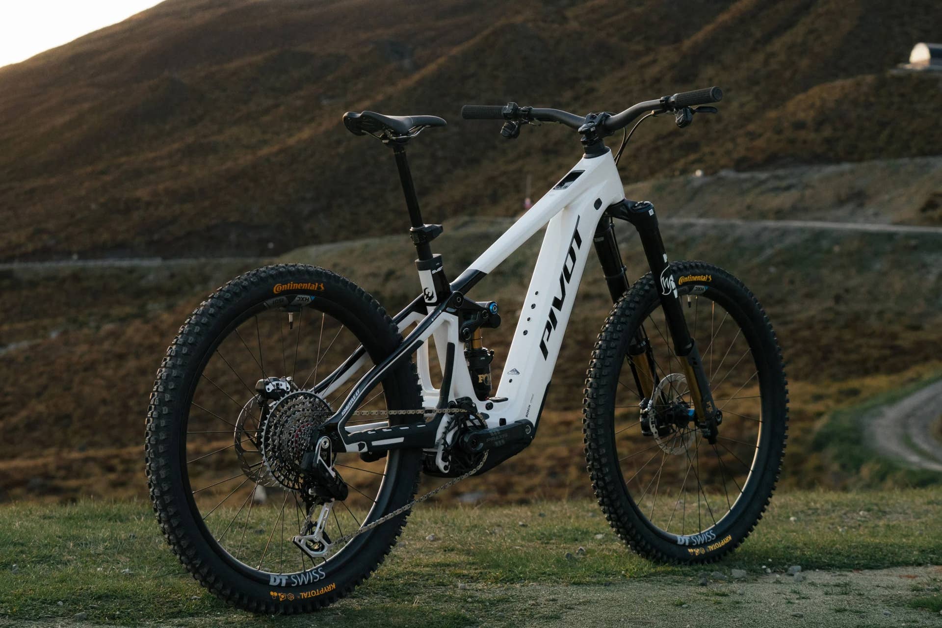 New Pivot Shuttle eMTB 2025: First Look & Specs Review - BikeMag