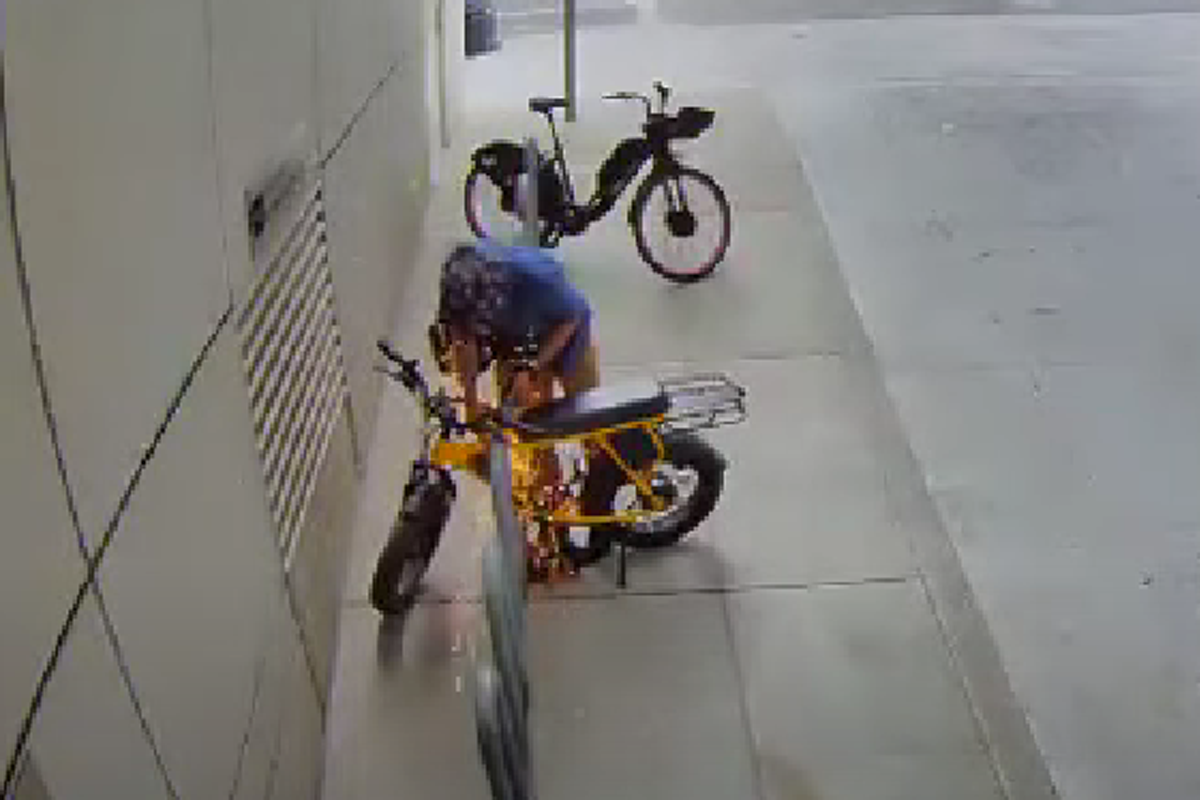 Bystanders Do Nothing As Thieves Steal Expensive E-Bike In Broad ...