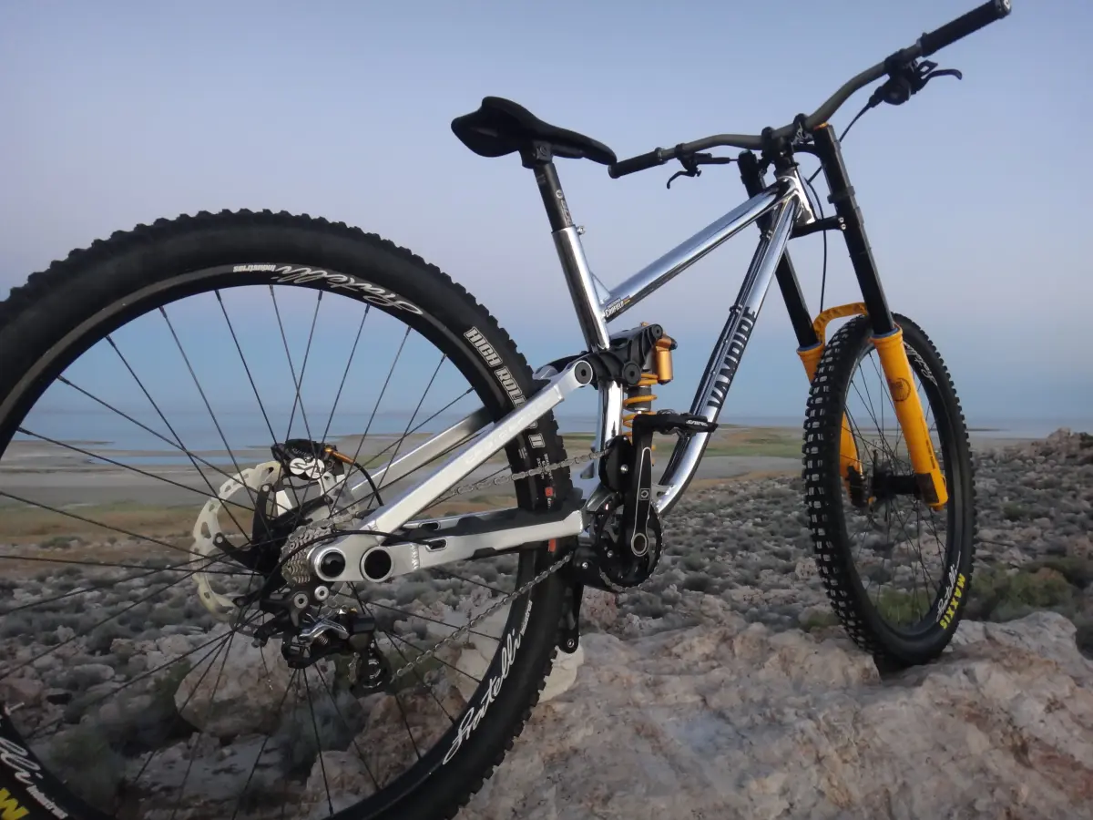 Vampire Bikes' Fastarossa Frame Takes Flight