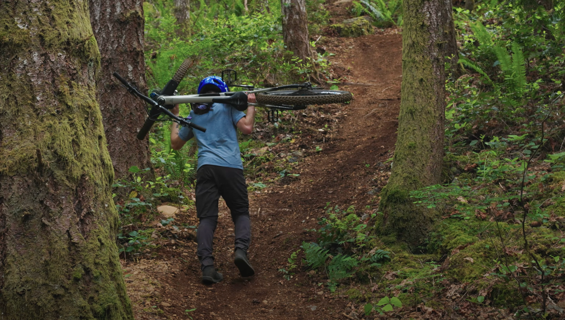 MUST WATCH: Insane First Lap on One of the Coolest MTB Trails in the ...