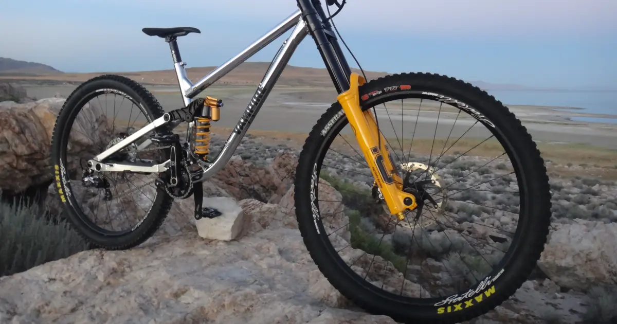 Vampire Bikes' Fastarossa Frame Takes Flight - BikeMag