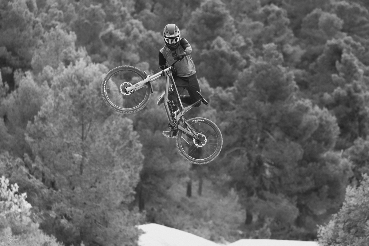 Downhill Legend Greg Minnaar Getting "Cozy" On New Bike - BikeMag
