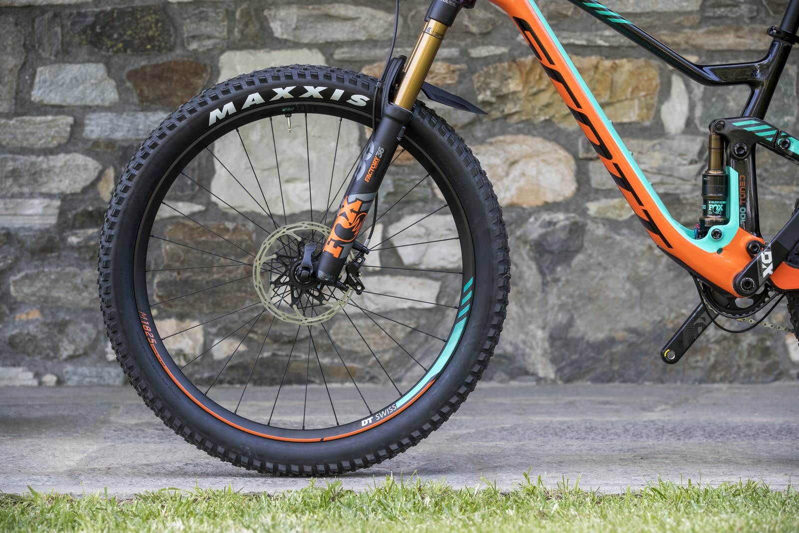 First Look: 2018 Scott Genius - BikeMag