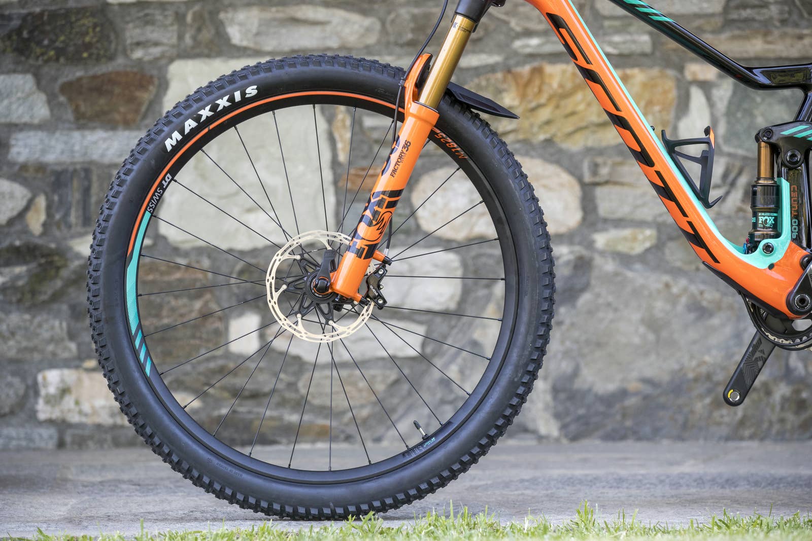First Look: 2018 Scott Genius - BikeMag